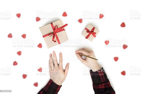 작성 하는 사람의 손에 빈 카드에 메시지를 사랑 한다 발렌타인 배경 레드 리본 백색 평면도에 고립 된 달콤한 마음 구성으로 선물 한다 사랑 테마 평평 하다 2월에 대한 스톡