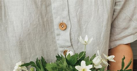 소박한 린넨 드레스를 입은 여자가 아네모네 꽃 꽃다발을 들고 있다 안녕하세요 봄과 행복한 부활절 미적 간단한 이미지입니다 사진 Unsplash의 꽃 이미지