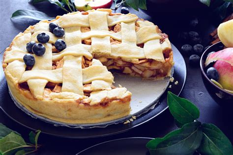 미국 전통 애플 파이 사과 블루베리와 계 피와 어두운 나무 배경에 애플 잎 장식 플랫이 하다 아직도 인생입니다 격 조 0명에