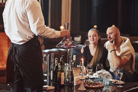 비싼 와인을위한 특별한 병 그녀의 남자 친구와 소녀 는 아름다운 레스토랑에서 좋은 저녁을 가지고 25 29세에 대한 스톡 사진