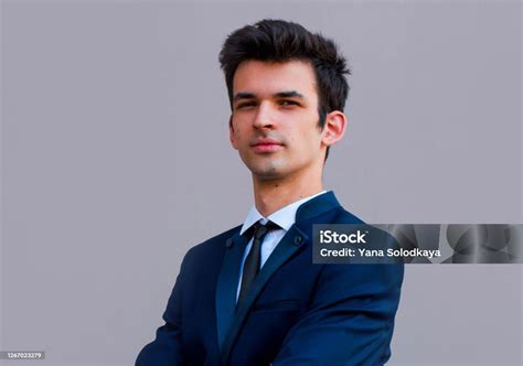 회색 배경에 대한 텍스트 또는 슬로건을위한 빈 카피 스페이스 영역과 교차 팔 포즈와 행복한 미소 사업가 기업 비즈니스에 대한