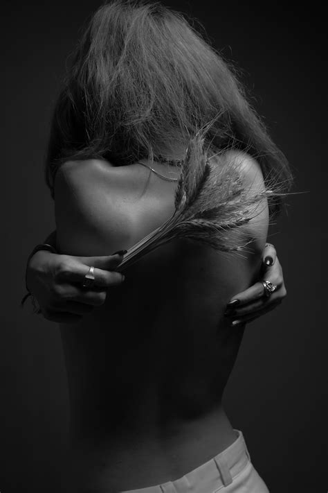 그녀의 얼굴에 손을 가진 여자 사진 Unsplash의 무료 초상 이미지