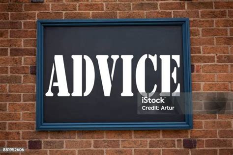 개념적 손을 보여주는 발표 조언을 텍스트 캡션 영감을 쓰기 제안 지도 개념 프레임 오래 된 벽돌 배경 복사 공간에 대 한