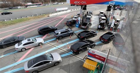 사진 기름 떨어질라” 주유소에 줄선 차량들