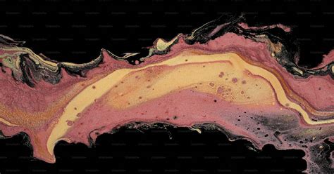 분홍색과 노란색 소용돌이가 있는 검은색 배경 사진 Unsplash의 추상적인 이미지