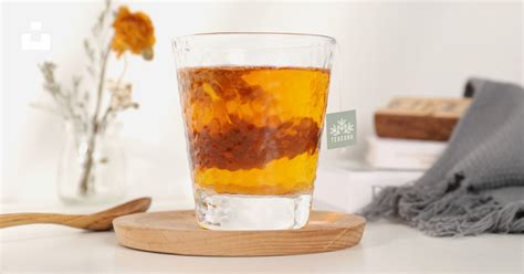 갈색 나무 코스터에 노란색 액체가 있는 투명한 음료수 유리 사진 Unsplash의 무료 잔 이미지