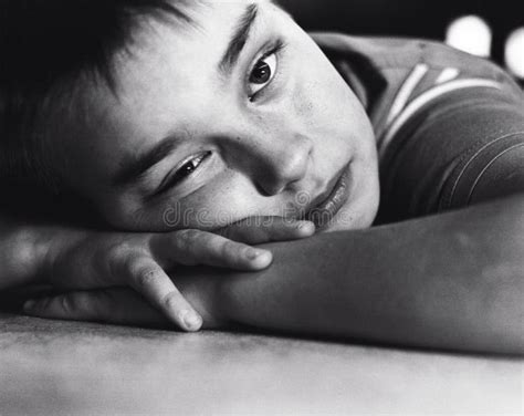 Zwart Wit Portret Van Negen Jaar Oude Jongen Stock Foto Image Of Kinderjaren Jongen 82134880