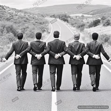 Ai创作图企业精神精英团队 奔跑吧团队图 六人背影 兄弟创业 销售团队精神文化 企业文化配图 企业文化团队 兄弟创业吧 引领前行 团队执行力 聚力前行 事业起步者 一起前行公司 团队诚信敬业