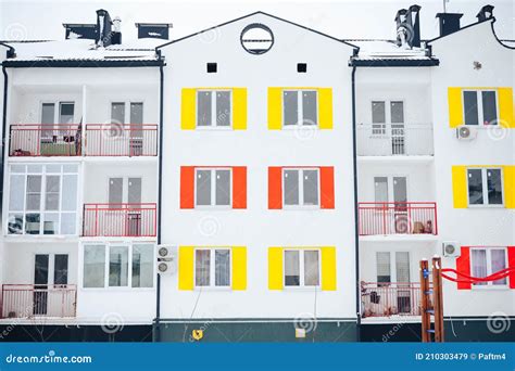Muy Bonito Edificio Residencial De Color Con Ventanas De Colores Imagen