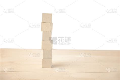 桌子上的积木塔