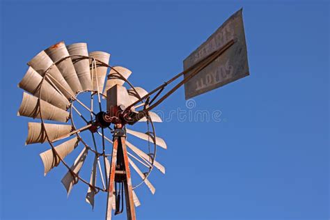 Vieille Roue De Palette Rouillée Dun Moulin à Eau Image Stock Image