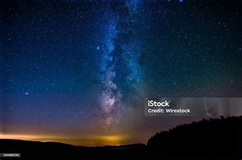 깊은 우주의 별이 빛나는 하늘에 다양한 색을 가진 은하수의 은하 중심 0명에 대한 스톡 사진 및 기타 이미지 0명 경관 과학 Istock