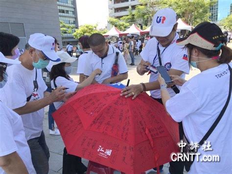 香港中評網：中評現場：不捨好官被罷 韓粉送萬民傘給韓