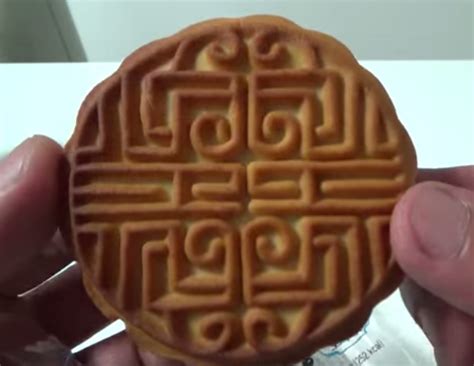 월병과자 중국전통과자로 밤빵처럼 앙금이 가득차있고 좀 퍽퍽한 제품 구입 시식기