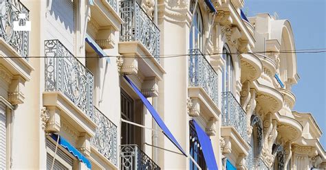 파란색과 흰색 발코니가 있는 건물 줄 사진 Unsplash의 무료 벽지 이미지