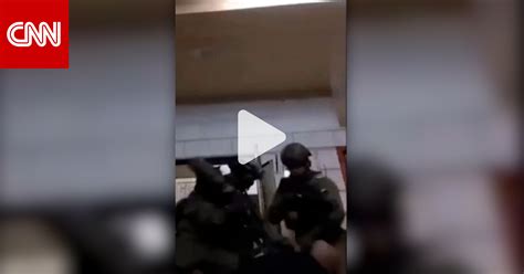 فيديو يظهر لحظة اعتقال جنود إسرائيليين لفلسطيني قسرًا من منزله Cnn Arabic