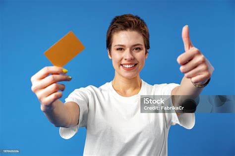 파란 배경에 복사 공간이있는 명함을 들고있는 젊은 여성의 이미지 주기에 대한 스톡 사진 및 기타 이미지 주기 명함 공란 Istock