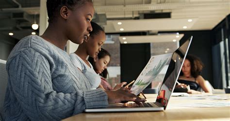 여성 팀 및 디지털 마케팅 계획 및 온라인 네트워킹을 위해 사무실에서 노트북 작업 비즈니스 직원 및 회사에서 프로젝트 연구 및 창의적인 경력을 위한 기술을 가진 사람들 20