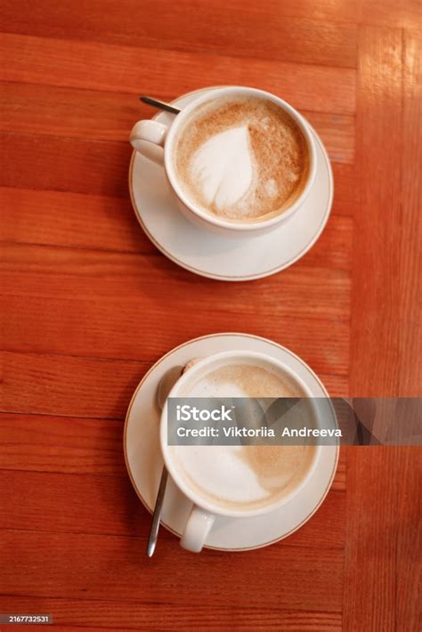 거품 거품 카푸치노 나무 배경에 흰색 커피 잔 평면도 근접 촬영 플랫 레이 스타일 0명에 대한 스톡 사진 및 기타 이미지 0명 갈색 구이 Istock