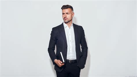 작업 준비 완료 클래식 한 착용에 세련되고 자신감 사업가 는 회색 배경에 서있는 동안 노트북을 들고 주머니에 손을 유지 가리기에 대한 스톡 사진 및 기타 이미지 Istock