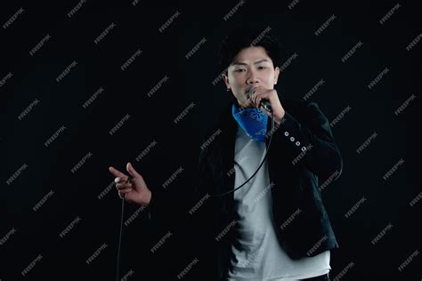 잘 생긴 매력적인 가수의 초상화 무료 사진