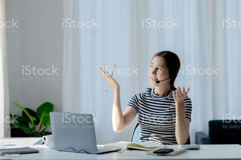 아름다운 아시아 여성은 교사와 친구에게 수업 시간에 작품을 제시 그녀는 온라인으로 공부하고 있습니다 교실에서 발생을 방지하기