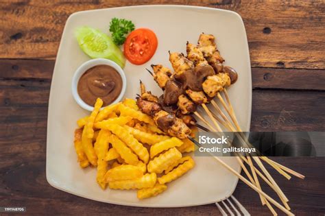 땅콩 소스와 감자 튀김 발리 라이프 스타일과 함께 제공되는 치킨 사테이 가지 식물 부위에 대한 스톡 사진 및 기타 이미지 가지 식물 부위 감자 요리 거리 Istock