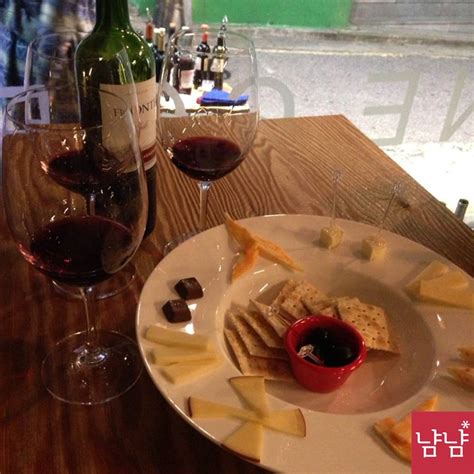 냠냠 강남 와인코르크 불금 오늘은 맥주 소주 양주 대신에 분위기 있게 와인을~~~ 저렴한 가격으로 맛난 와인을 즐길 수 있는 캐쥬얼 와인 펍 맥주창고의
