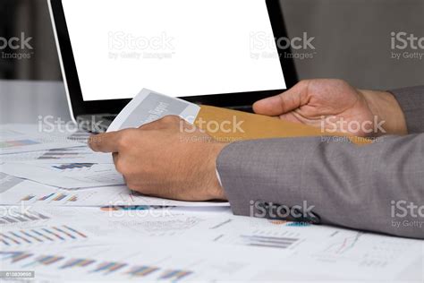 사업가 는 편지 봉투에 비즈니스 보고서 문서를 여는 비즈니스 개념 갈색에 대한 스톡 사진 및 기타 이미지 갈색 검사 보기 계획 Istock