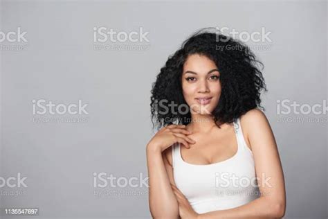 편안한 혼합 레이스 아프리카계 미국인스튜디오에 서 있는 백인 여자 민소매에 대한 스톡 사진 및 기타 이미지 민소매 성인 아름다운 여성 Istock