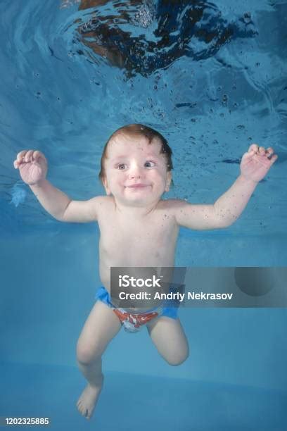 수영장에서 수중 수영을 배우는 어린 소년 아이를 안고있는 어머니 건강한 가족 라이프 스타일과 어린이 수상 스포츠 활동 아동 발달질병 예방 6 11 개월에 대한 스톡 사진 및