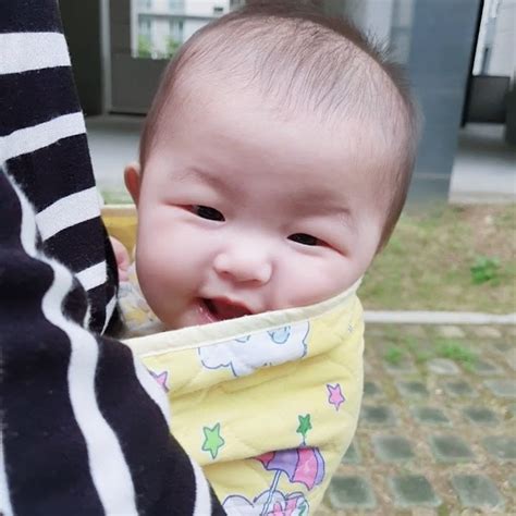 할머니 등이 너무 편안해 ~ 포대기 좋아 포대기 4개월아기 할머니등이좋아 귀여운아기 Youtube