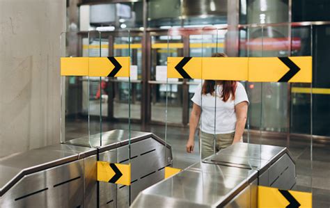 기차역에서 자동 문 입구로 걸어가는 여성 여행자 여행 보험 개념 레드 헤드 30 대 도시 도시 지하철 지하철에 서있는 여성 30