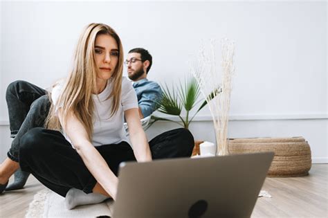 랩톱 컴퓨터를 사용하고 정보를 검색하고 랩톱 화면을 보는 여성 2명에 대한 스톡 사진 및 기타 이미지 2명 고름 남자