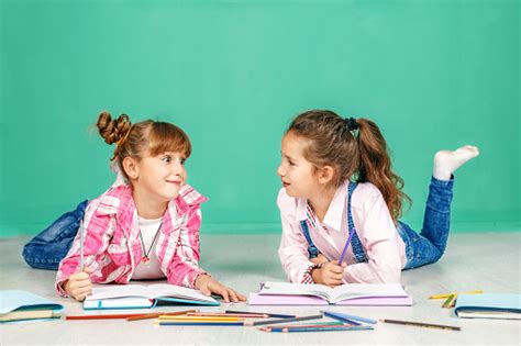 두 아이 얘기 하 고 숙제를 가르쳐 어린 시절 우정 가족 학교 생활 학습의 개념 2명에 대한 스톡 사진 및 기타 이미지 Istock