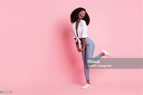 전체 길이의 몸 크기 보기 의 매력적인 쾌활 한 날씬한 소녀 포즈 데 재미 좋은 분위기 고립 된 핑크 파스텔 색상 배경 매우 기쁜에 대한 스톡 사진 및 기타 이미지 Istock