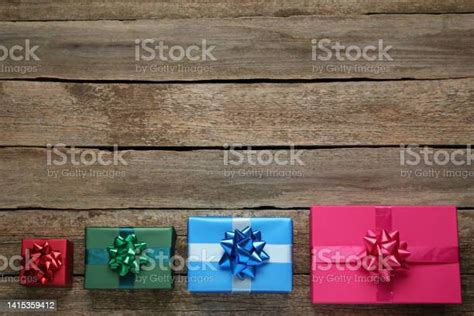 나무 테이블에 많은 다채로운 선물 상자 평평한 누워 있습니다 텍스트를 위한 공간 0명에 대한 스톡 사진 및 기타 이미지 0명 개체 그룹 계절 Istock