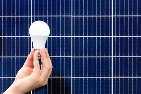 태양 전지 패널 태양 전구 태양 전지 스테이션에 흰색 전구를 들고 손 대체 에너지 기술 환경 생태학의 아이디어 개념 녹색 전력 에너지 복사 공간이 있는 클로즈업 전구에 대한