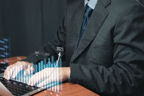 사업가 재무 보고서 투자 분석 가상 비즈니스 그래프 2023 목표로 디지털로 작업하는 회사 잔액 명세서 개념 비즈니스 경제 펀드 및 디지털 자산 가상현실에 대한 스톡 사진