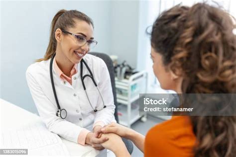 백인 의료 복을 입은 젊은 여성 의사 또는 Gp는 사립 병원에서 여성 환자와 상담합니다 여성 치료사는 병원에서 상담에 여성 클라이언트와 이야기 보살핌에 대한 스톡 사진 및