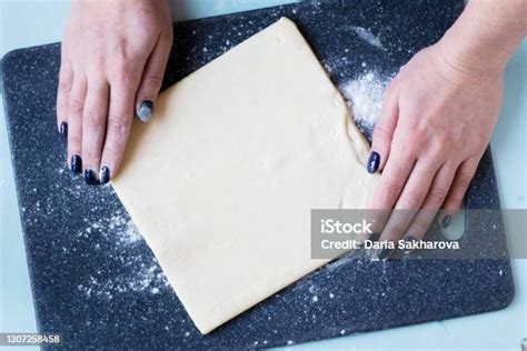 퍼프 페이스트리 쿠키 를 만들기위한 조리법 간단한 조리법 단계적으로 과자를 만들기위한 지침 Diy에 대한 스톡 사진 및 기타 이미지 Istock