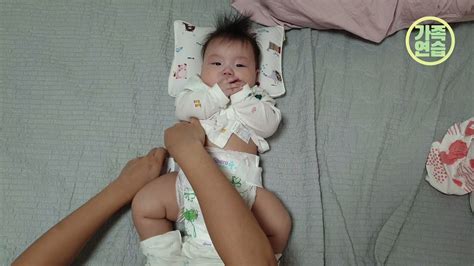 아기 기저귀 가는 방법 6개월아기~ Youtube