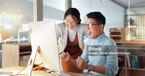 와우 팀워크 협업 또는 사무실 성취 지원에서 성공한 행복한 사업가 직원들 프로젝트 목표 또는 목표에 대한 피드백을 위해 함께 승리하고 축하합니다 25 29세에 대한 스톡