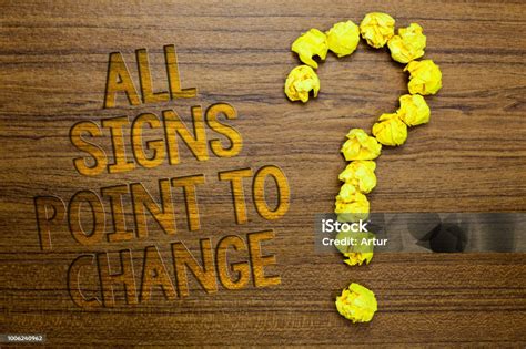 단어 쓰기 텍스트 모든 표지판 포인트를 변경 합니다 하 고 일부 노란 편지 종이 덩어리 것 다르게 새로운 비전 나무 바닥의 필요성에 대 한 비즈니스 개념 형성 물음표