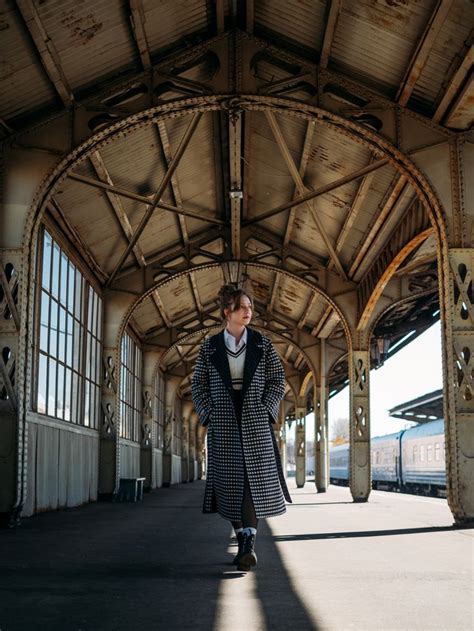 Девушка на вокзале Фотосессия Поляроид фотографий Летняя фотография