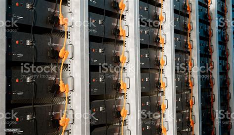 여러 리튬 배터리 모듈이 나란히 배치되어 있는 배터리 에너지 저장 시스템의 이미지입니다 이 시스템은 재생 가능 에너지를 저장 한