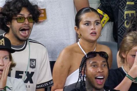 Jacob And Selena Gomez Taylor Lautner Defends Selena Gomez From