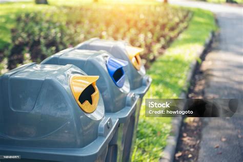 쓰레기통 분류용 쓰레기통 휴지통 폐플라스틱 용기 수거 재사용 감소 재활용 분류 과정 녹색 정원의 지속 가능한 생활 방식 쓰레기 쓰레기통 플라스틱 상자 조직에 대한 스톡 사진