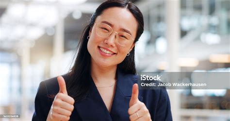 엄지 손가락 걷기 축하 잘한 일 또는 우승자를 위한 이모티콘 제스처로 비즈니스 여성의 얼굴 성공을위한 예 손 기호가있는 행복한 아시아 직원의 계약 완성 및 초상화 25 29