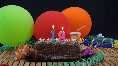 초콜릿 18 생일 케이크 촛불 검은 배경으로 다채로운 풍선 선물 플라스틱 컵 및 깃발의 배경으로 소박한 나무 테이블에 굽기 0명에 대한 스톡 사진 및 기타 이미지 Istock